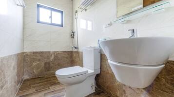 Quarto Quádruplo Comfort | Casa de banho | Um polibã, um secador de cabelo, chinelos, toalhas fornecidas