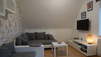 Apartamento (Obergeschoss) | Área de estar | TV de tela plana 40 polegadas com canais via satélite, TV