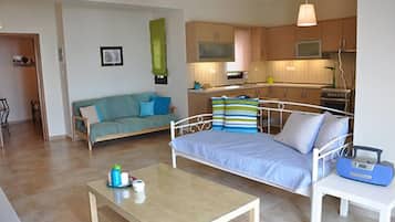 Apartamento, 1 quarto, vista para o mar | Sala de estar | TV de ecrã plano