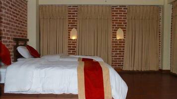 Com mobília individualizada, secretária, quartos insonorizados