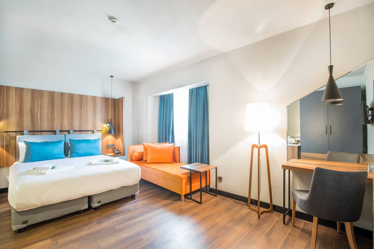 Quarto Deluxe | Minibar, cofre no quarto, secretária, cortinas/cortinados opacos