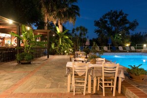 Bar junto à piscina