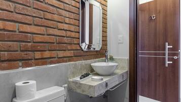 Suite-Estúdio Signature | Casa de banho | Um polibã, um chuveiro fixo, produtos de higiene exclusivos
