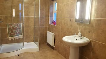 Apartamento conforto | Banheiro | Produtos de toalete grátis, secador de cabelo, toalhas de banho