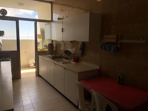 Apartamento Comfort, 2 quartos | Cozinha privada | Um frigorífico/congelador grande, um micro-ondas, um forno 