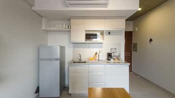 Estúdio design, 1 cama Queen e sofá-cama | Cozinha privada | Cafeteira/chaleira, geladeira grande, micro-ondas, cooktop
