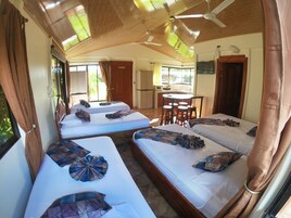 Quarto família, 1 quarto | Camas com colchões pillow-top, cofres nos quartos, escrivaninha