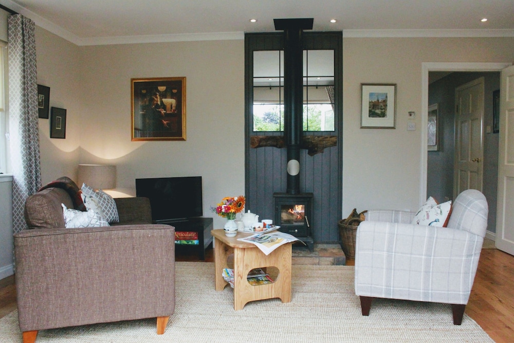 Pretty Farmhouse Cottage - Scotland