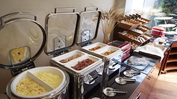 Café da manhã com buffet grátis todos os dias