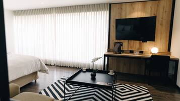 Quarto empresarial | Roupas de cama premium, edredons de pluma, frigobar, cofres nos quartos