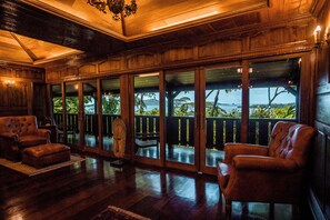 Villa Royal, vista para a lagoa | Sala de estar