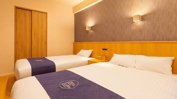 Quarto de hotel com duas camas, guarda-roupa de madeira e um painel de parede texturizado.