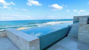 2 piscinas externas, funciona das 8h às 20h, espreguiçadeiras