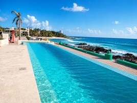 2 piscinas externas, funciona das 8h às 20h, guarda-sóis