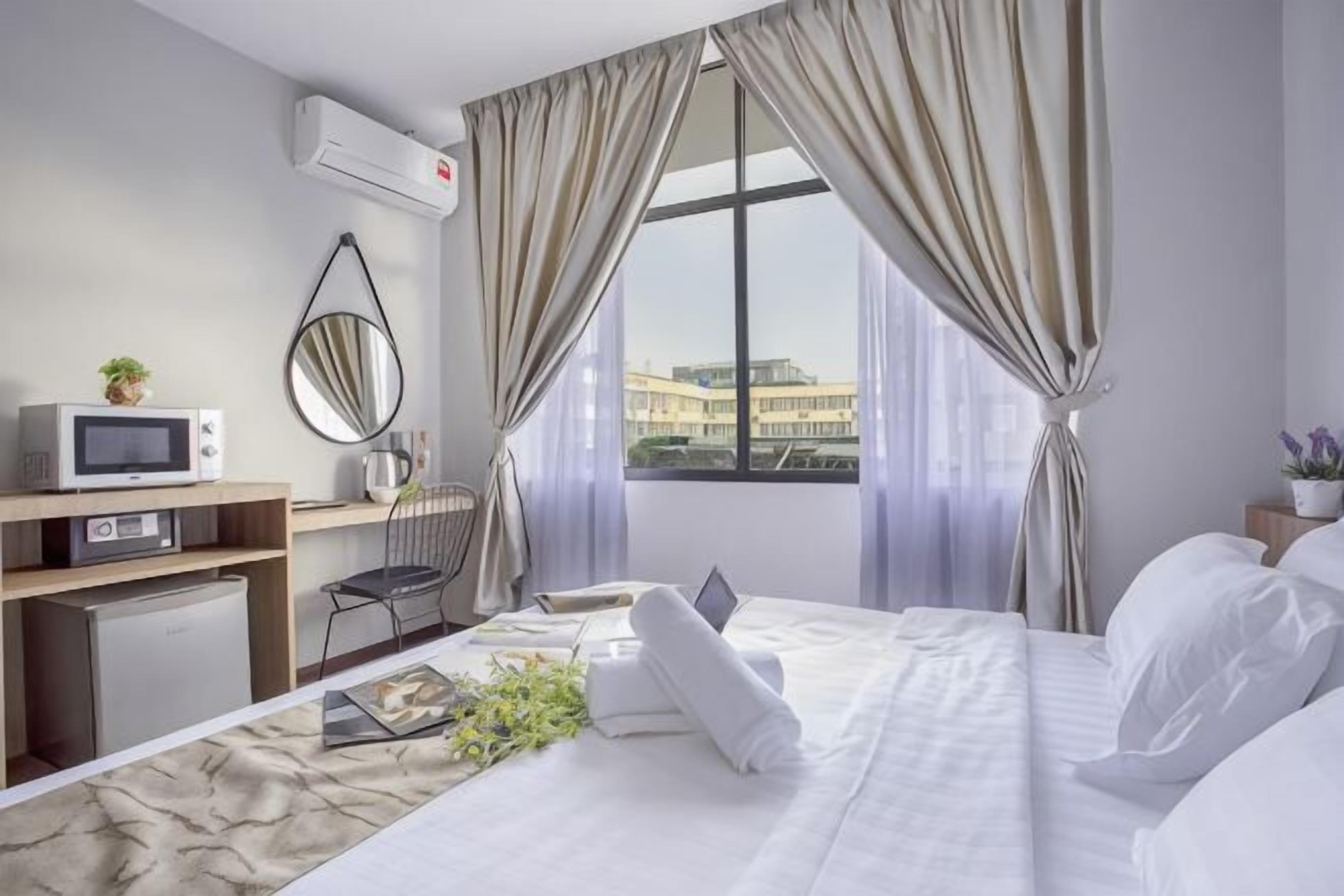 1 quarto, cofre no quarto, com decoração personalizada 