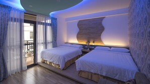Quarto de hotel moderno com duas camas, uma varanda e um design de teto único.