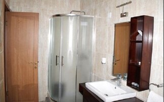 Um polibã, artigos de higiene pessoal grátis, toalhas fornecidas 