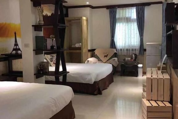 Quarto Quádruplo Básico | Secretária, Wi-fi grátis