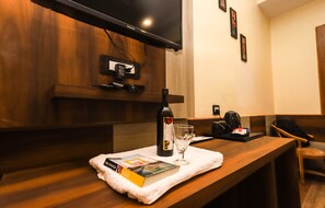 Quarto casal premium | Área de estar | TV LCD