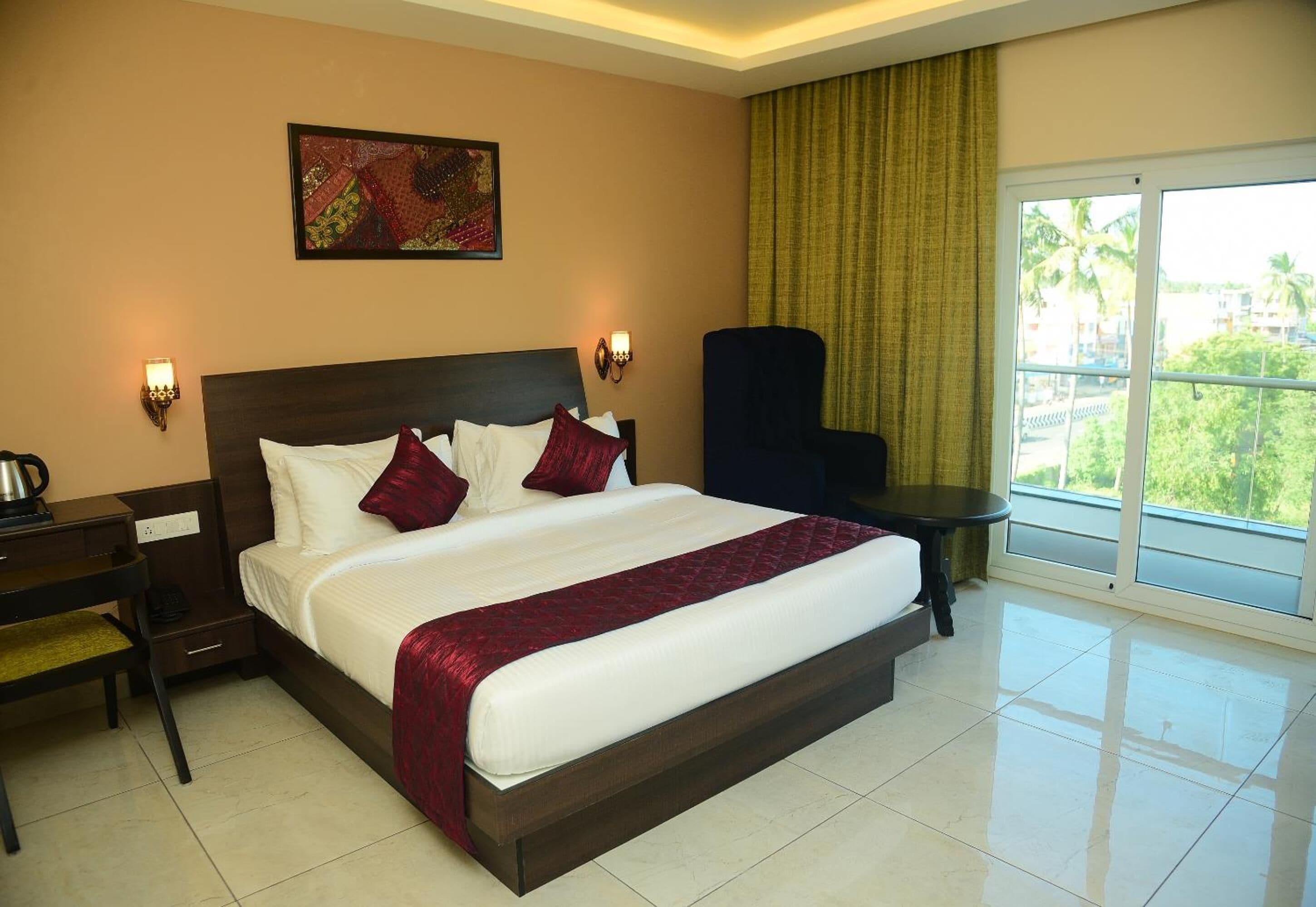 Frigobar, cofres nos quartos, escrivaninha, quartos à prova de som