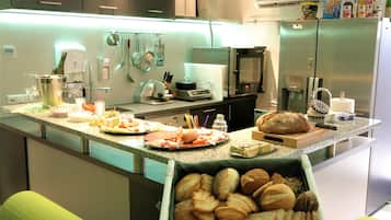 Pequeno-almoço tipo buffet diário (20 EUR por pessoa)