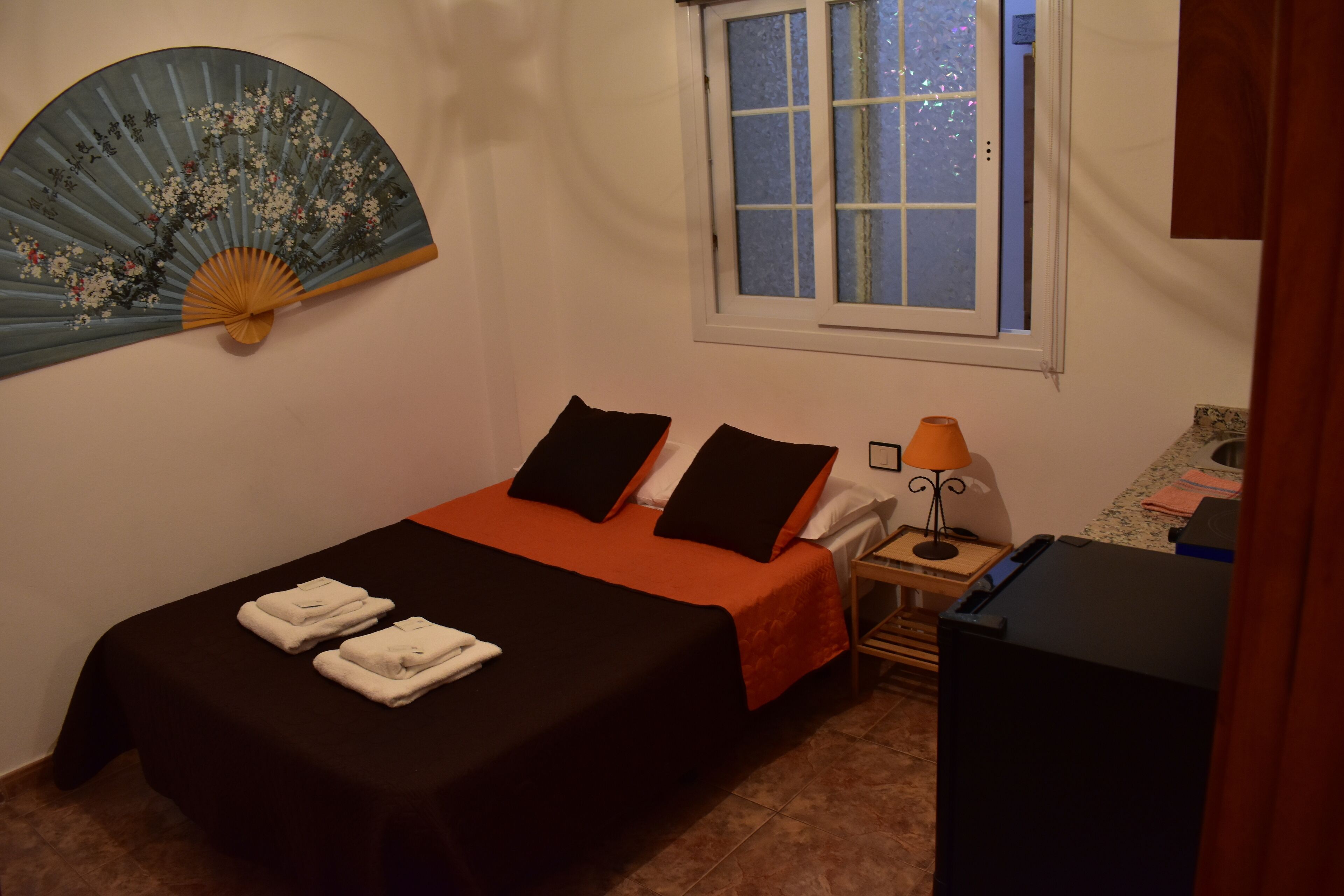 Secretária, secretária adequada para computadores portáteis 