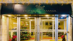 Hotel Germania em Munique, Alemanha, com um pinheiro de Natal e decorações festivas.