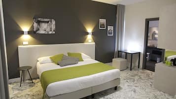 Quarto Duplo Deluxe | Minibar, cofre no quarto, secretária, cortinas/cortinados opacos