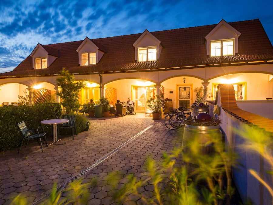 Fachada do alojamento (tarde/noite)