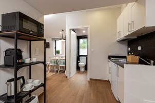 Apartamento, 1 quarto (Wine V) | Cozinha privada | Frigobar, micro-ondas, cooktop, máquina de café expresso