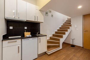 Apartamento, 1 quarto (Wine V) | Cozinha privada | Minifrigorífico, um micro-ondas, uma placa de cozinha 