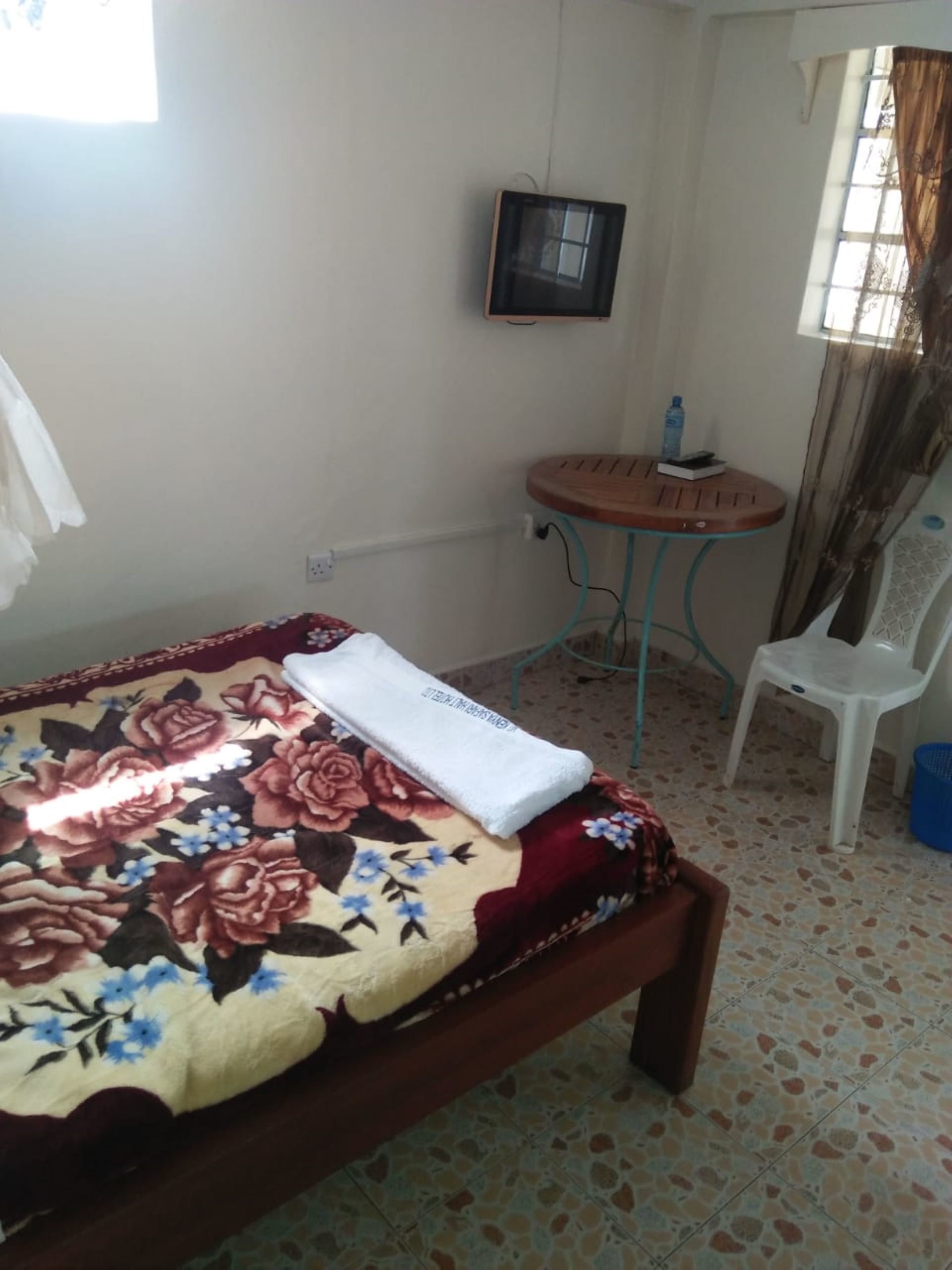 Ferro/tábua de engomar, Wi-fi grátis, roupa de cama fornecida 