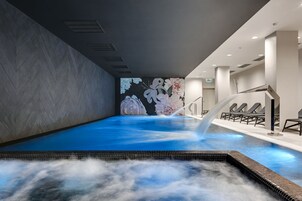 Piscina interna, espreguiçadeiras