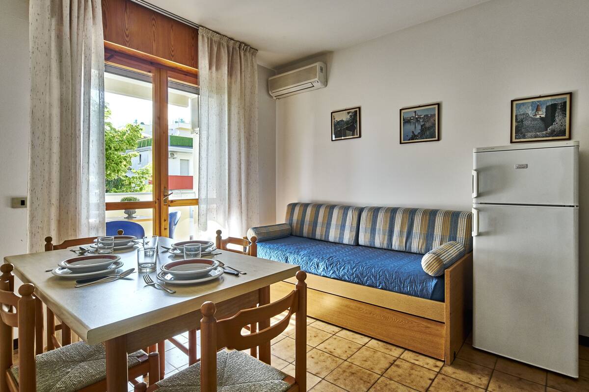 Apartamento Comfort, 1 quarto (4 pax) | Sala de estar | Televisor de ecrã plano de 19 polegadas com canais digitais 