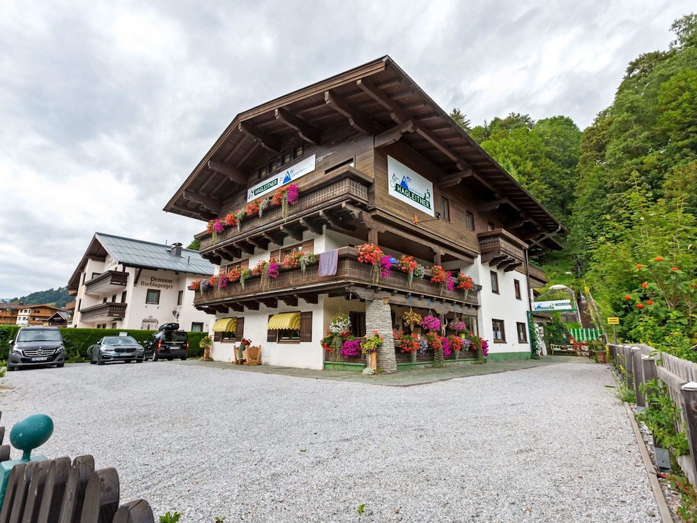 Spacious Apartment In Saalbach-hinterglemm Near Ski Area - Saalbach-Hinterglemm