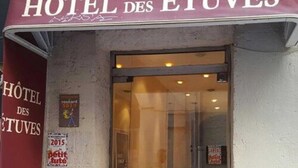 A entrada do HOTEL DES ÉTUVES, com porta de vidro e sinalização indicando ser um 'petit hôtel', em 2015.
