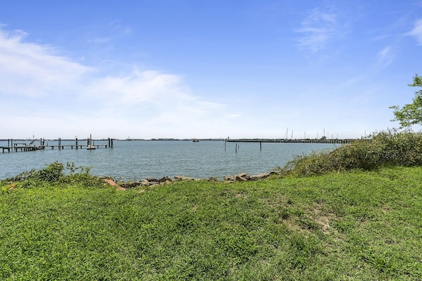 Charming Waterfront 3 Bedroom Cabin By Redawning - Norfolk, VA