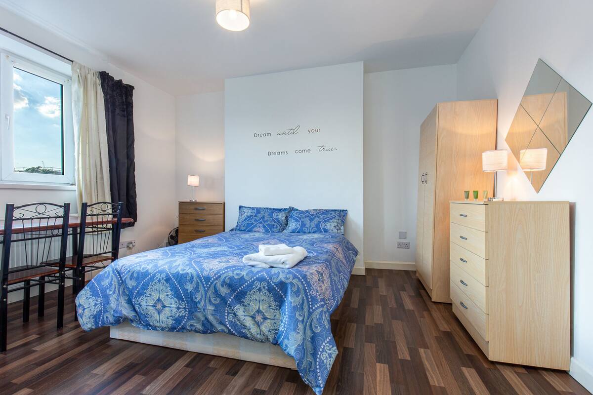 Quarto Deluxe (1) | Secretária, Wi-fi grátis, com mobília individualizada 