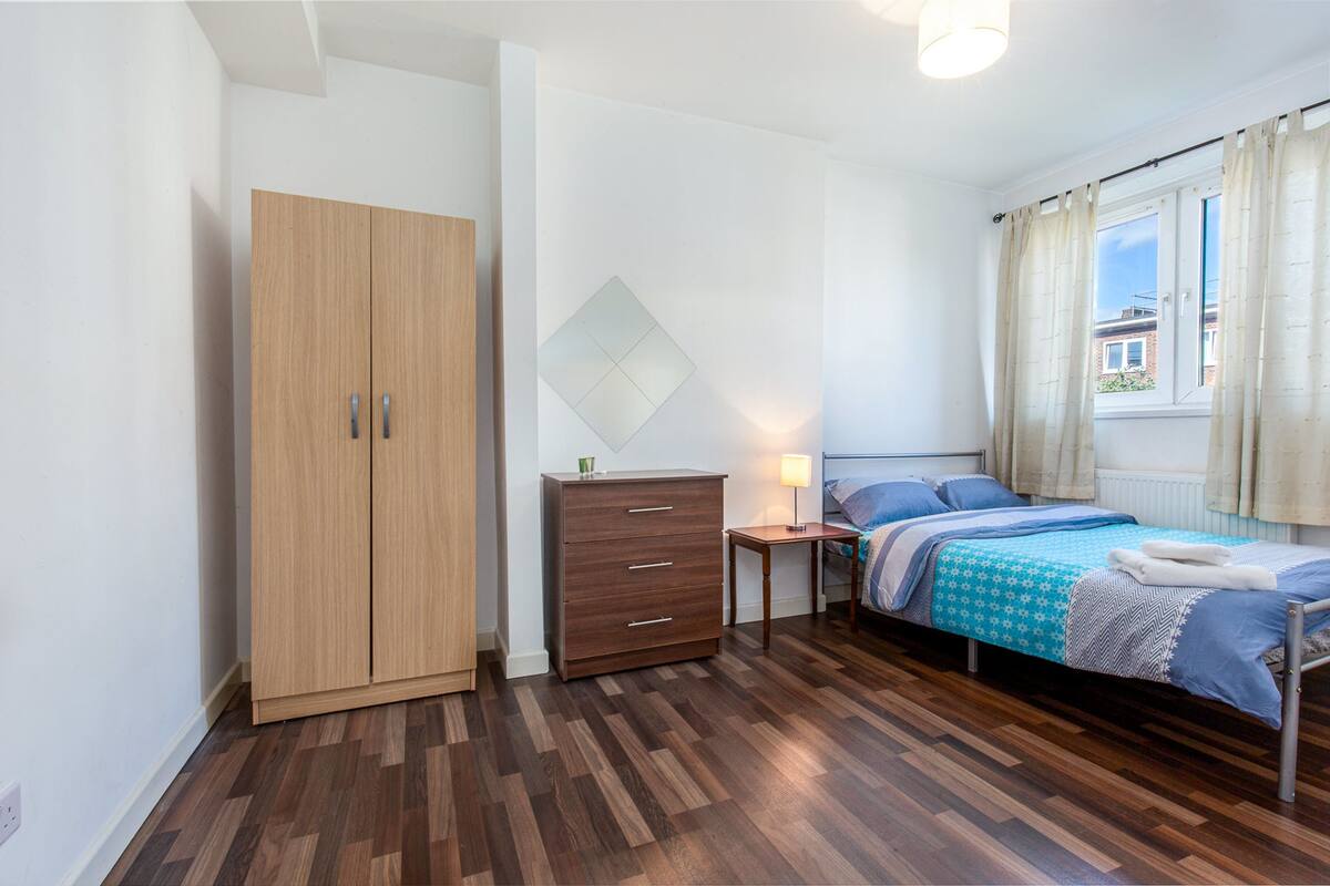 Quarto Deluxe (2) | Secretária, Wi-fi grátis, com mobília individualizada 