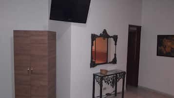 Cortinas/cortinados opacos, Wi-fi grátis, roupa de cama fornecida