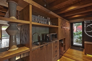 Geladeira, micro-ondas, máquina de café expresso