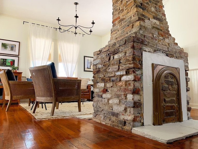 The Red Door: Explore Pensacola's Downtown Entertainment Next To Wedding Venues! - Pensacola, FL