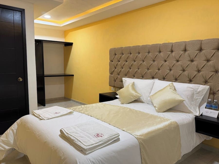 Quarto Duplo Superior | Secretária, Wi-fi grátis, roupa de cama fornecida