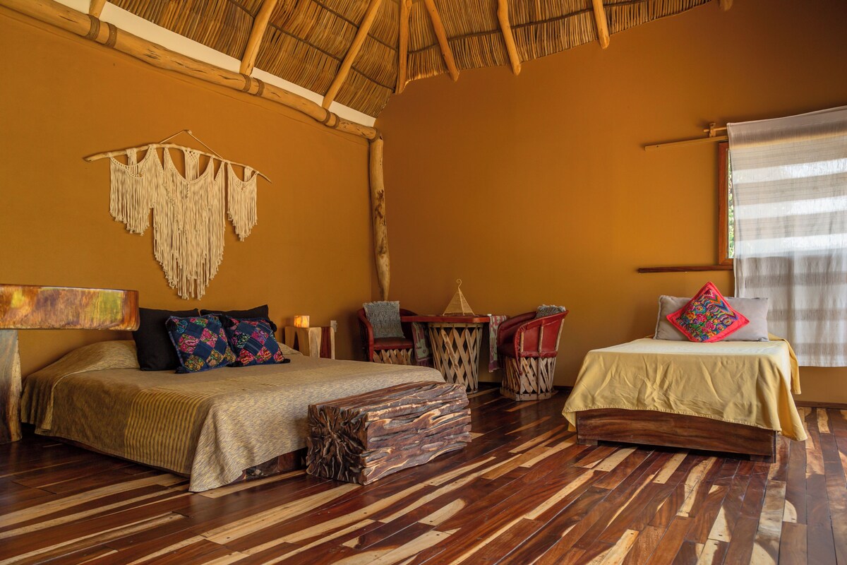 Quarto triplo | Cofres nos quartos, Wi-Fi de cortesia, individualmente decorados