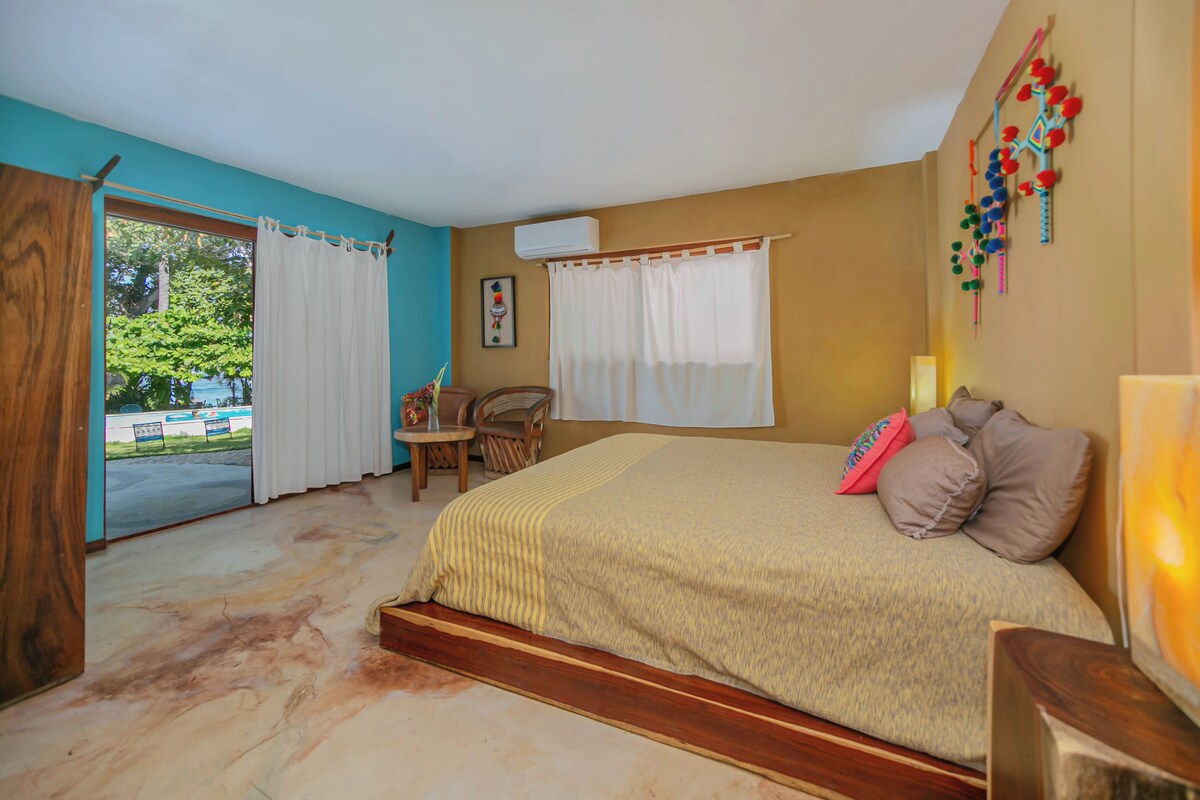 Suíte, 1 cama King, vista parcial para o oceano | Cofres nos quartos, Wi-Fi de cortesia, individualmente decorados