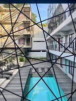 Um edifício moderno com piscina, área de estar ao ar livre e escadaria.