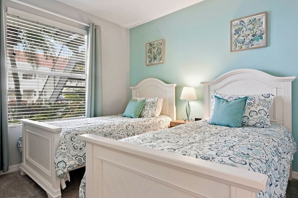 St Pete Isla Vista Verde E 2-111 Pond View! 2/2 - Hillsborough County, FL
