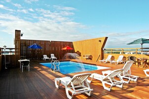 Piscina exterior sazonal, guarda-sóis, espreguiçadeiras