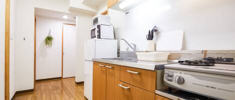 Um frigorífico, um micro-ondas, uma placa de cozinha