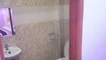 Quarto Twin | Casa de banho | Um polibã, artigos de higiene pessoal grátis, chinelos